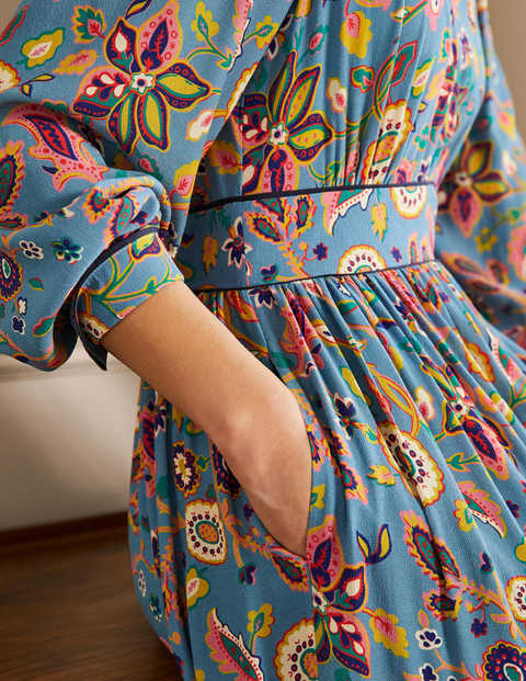 Robe midi volantée à col V - Bleu ancien, motif Opulent Paradise | Boden FR